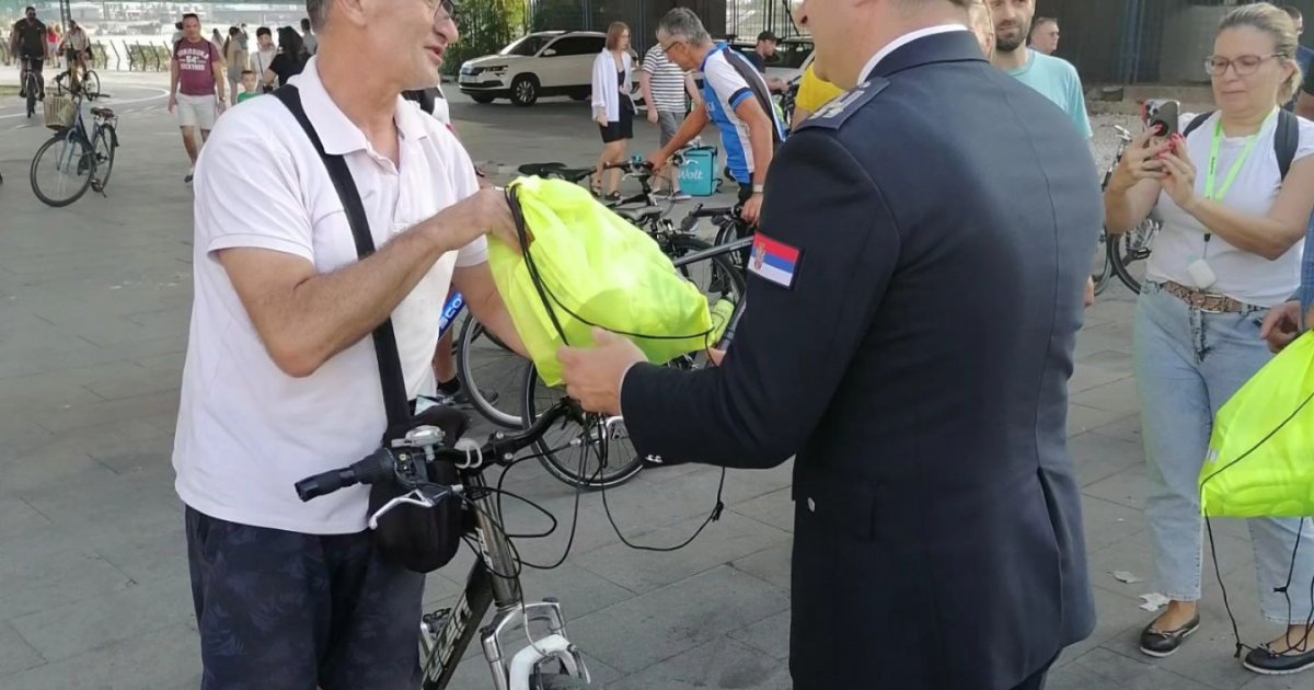 Lakićević podelio biciklistima opremu - Telegraf.rs