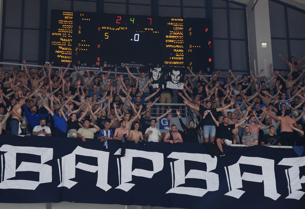 "Slava herojima": Navijači Budućnosti iz Podgorice istakli transparent ...