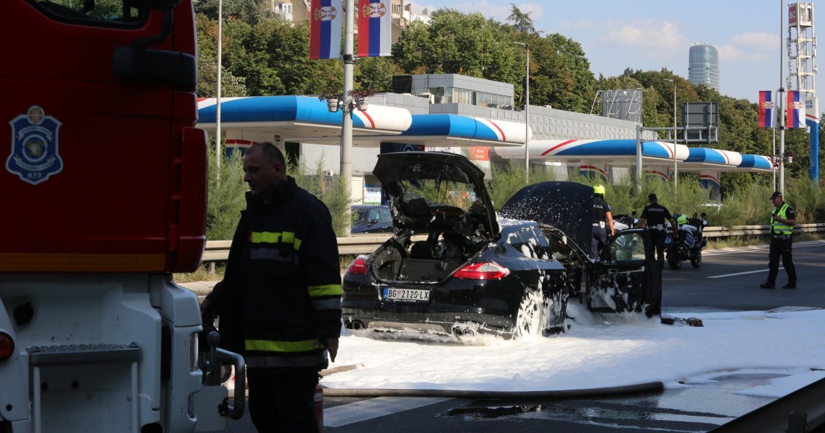 Prve slike skupocenog auta koji je goreo kod Sava Centra - Telegraf.rs