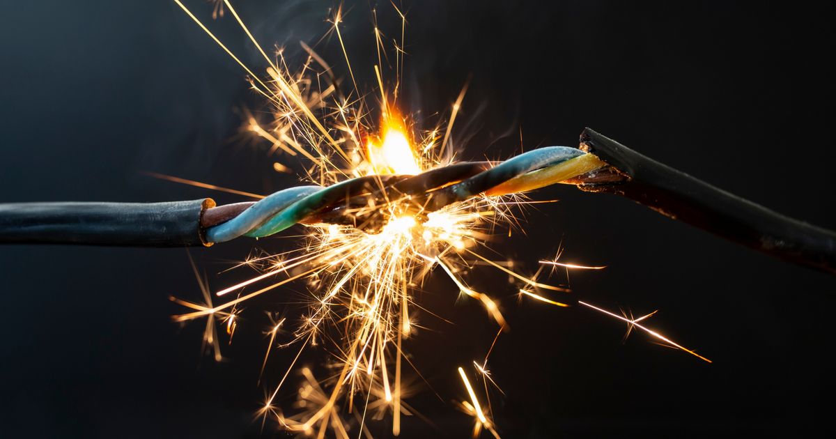 Pogledajte kako varniče žice na banderi u Sremskoj Kamenici - Telegraf.rs