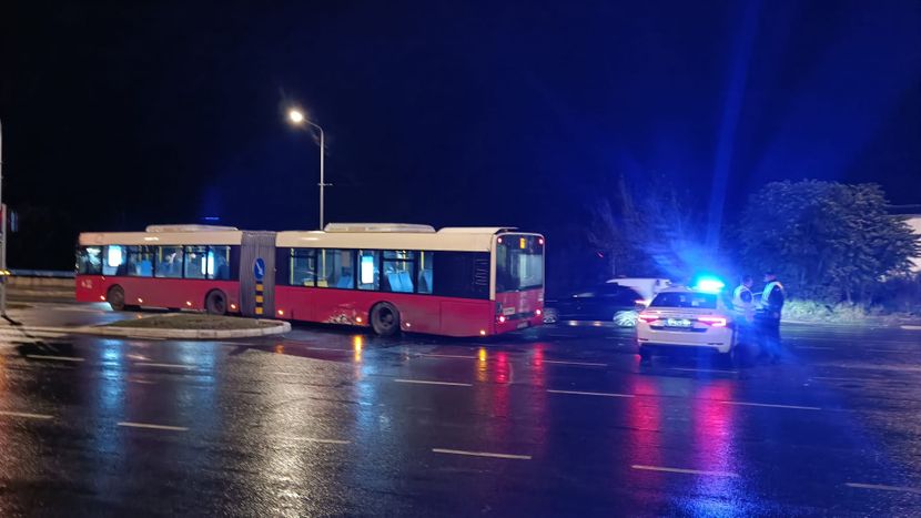 Prve slike sa mesta jezive nesreće na Karaburmi: Iz ovog auta su izvukli vozača, poznato i ...