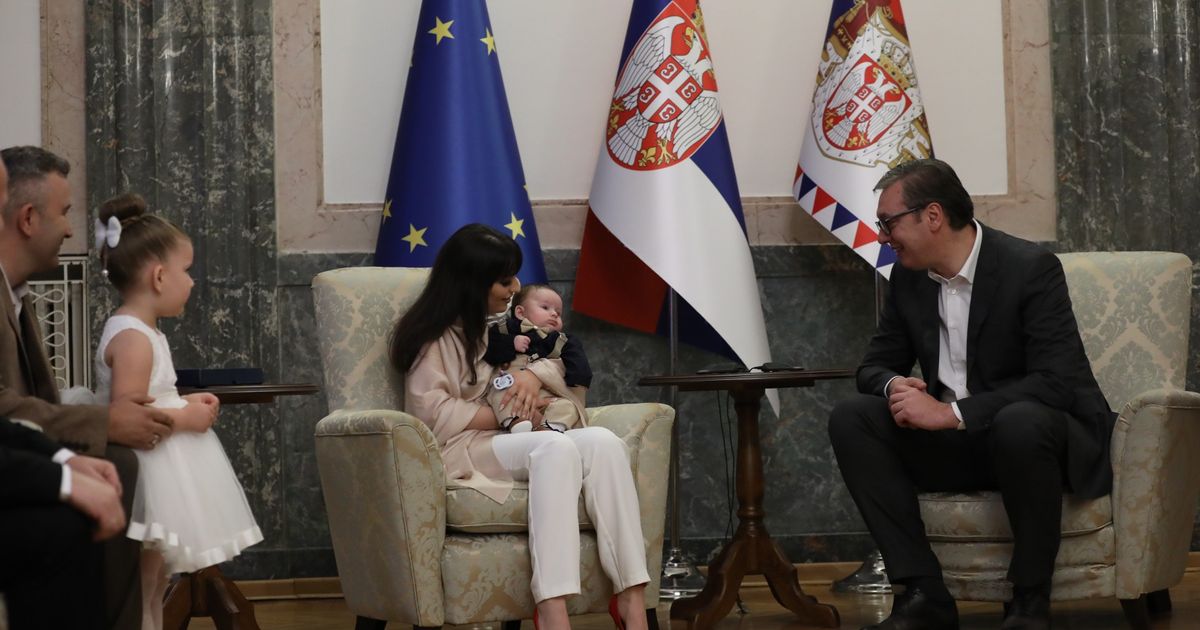 Lazar je hiljadito dete rođeno u Pasjanu na KiM: Vučić priredio dirljiv ...