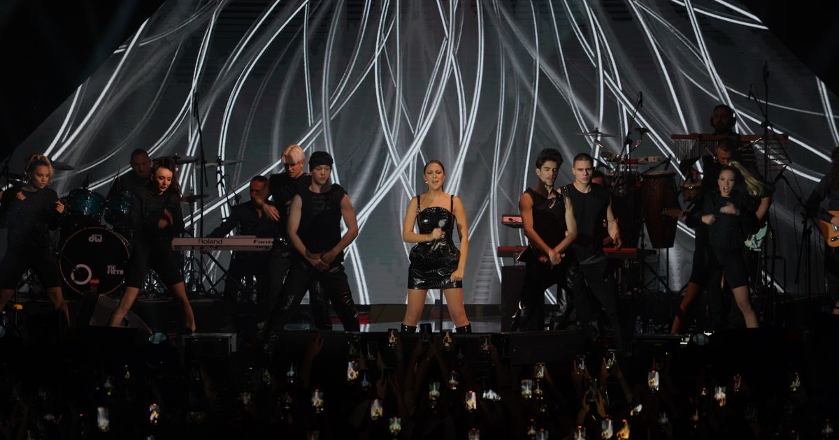 Prijovićka se presvukla u minić: Pevačica grmi u skupocenom brendu ...