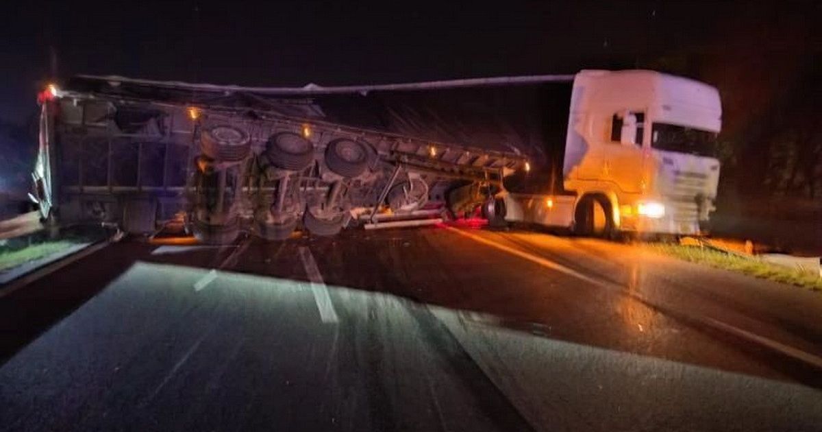 Prevrnuo se šleper kod Paraćina - Telegraf.rs