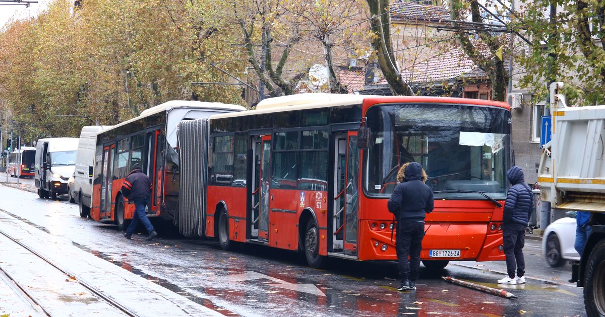 GSP o autobusu koji se prepolovio - Telegraf.rs