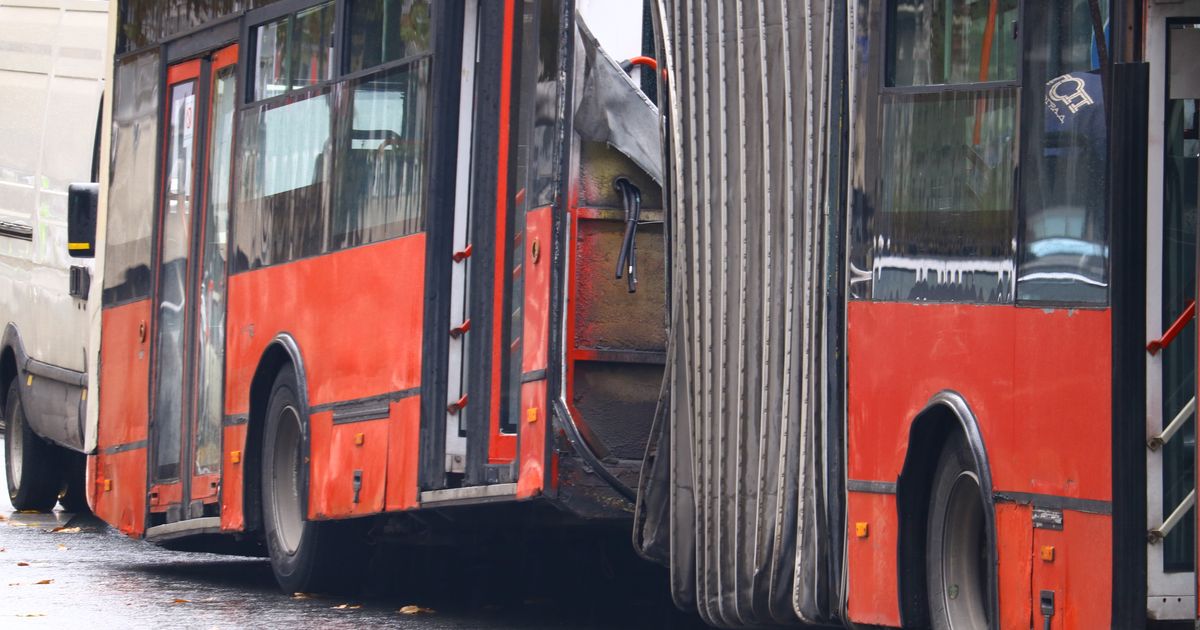 Nove slike prepolovljenog autobusa: Do sada neviđena scena na ulicama ...