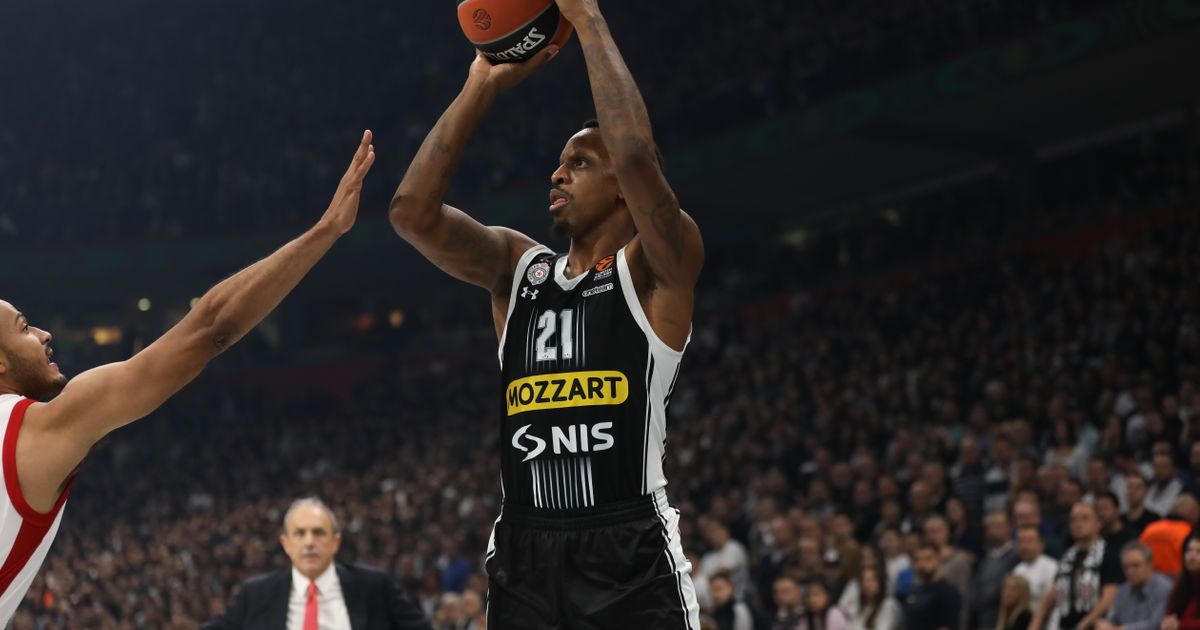 Veliki skandal: Džejms Naneli pesnicom udario Stefana Lazarevića ...