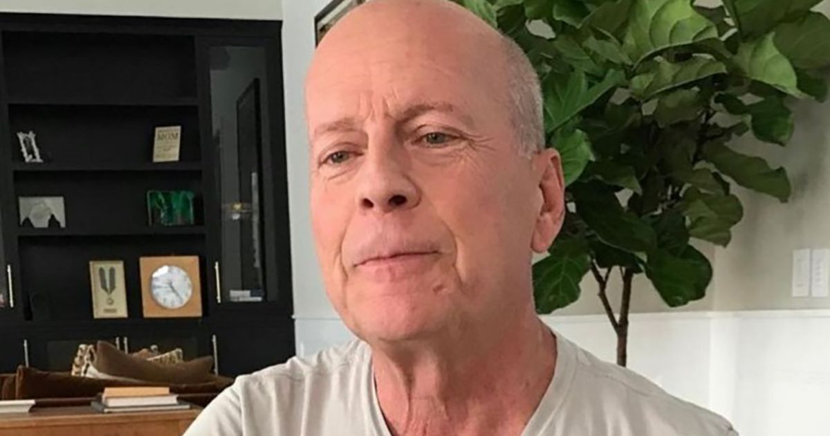 Brus Vilis nosi na ramenima najmlađu ćerkicu, ovo je lep prizor ...