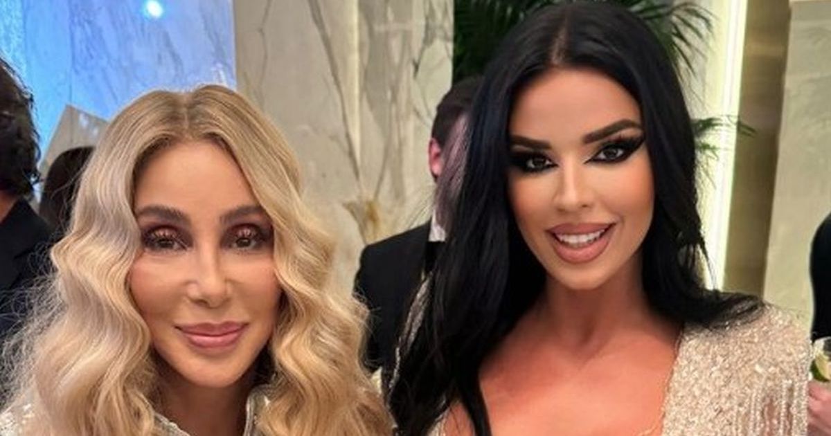 Ivana Konol u skroz prozirnoj haljini sa kristalima pozirala pored Šer ...