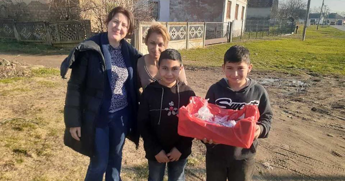 Deca u Bogatiću za Novu godinu darivala medenjake svojim siromašnim ...