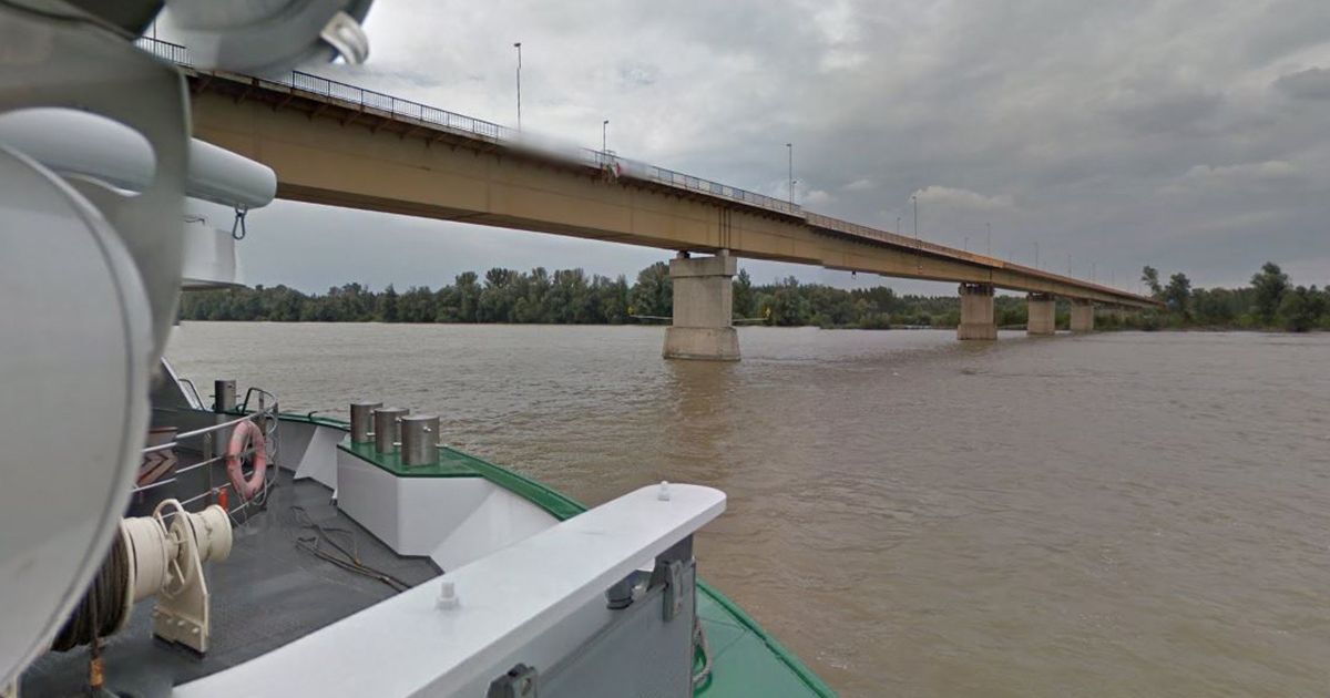 This is bridge in Backa Palanka hit by barge transporting 1,000 tons of ...