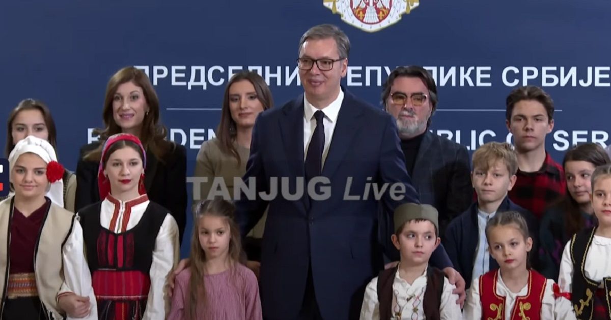 Vučić sa decom iz Severne Makedonije: Uneo badnjak u Predsedništvo, pa svima poželeo mir ...