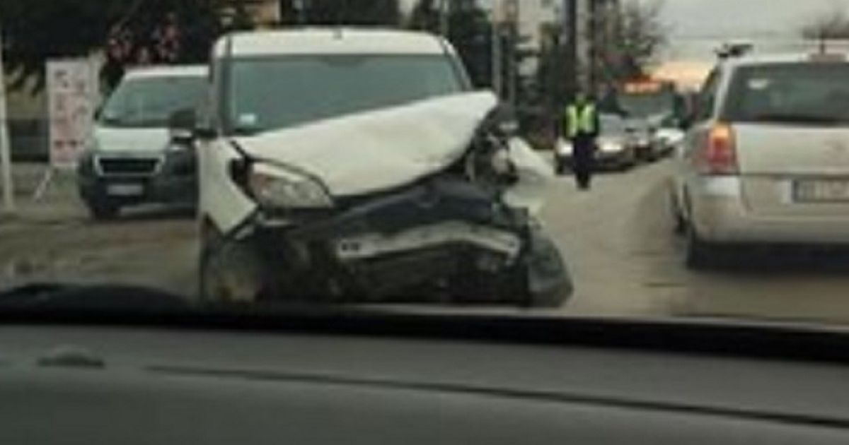 Dete (10) povređeno u nesreći u Surčinu: Sudar dva vozila, kombi potpuno smrskan - Telegraf.rs