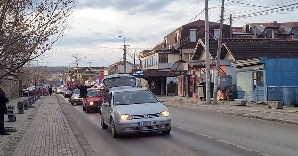 Uz trobojku i osmeh: Ovako su Srbi jutros sekli badnjake na centralnom Kosovu - Naslovi.net