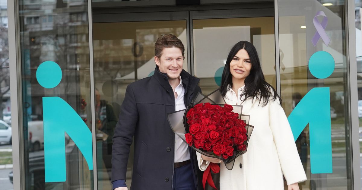 Dejana Živković sa sinom izašla iz porodilišta: Drži buket crvenih ruža, a tata Filip ne skida ...