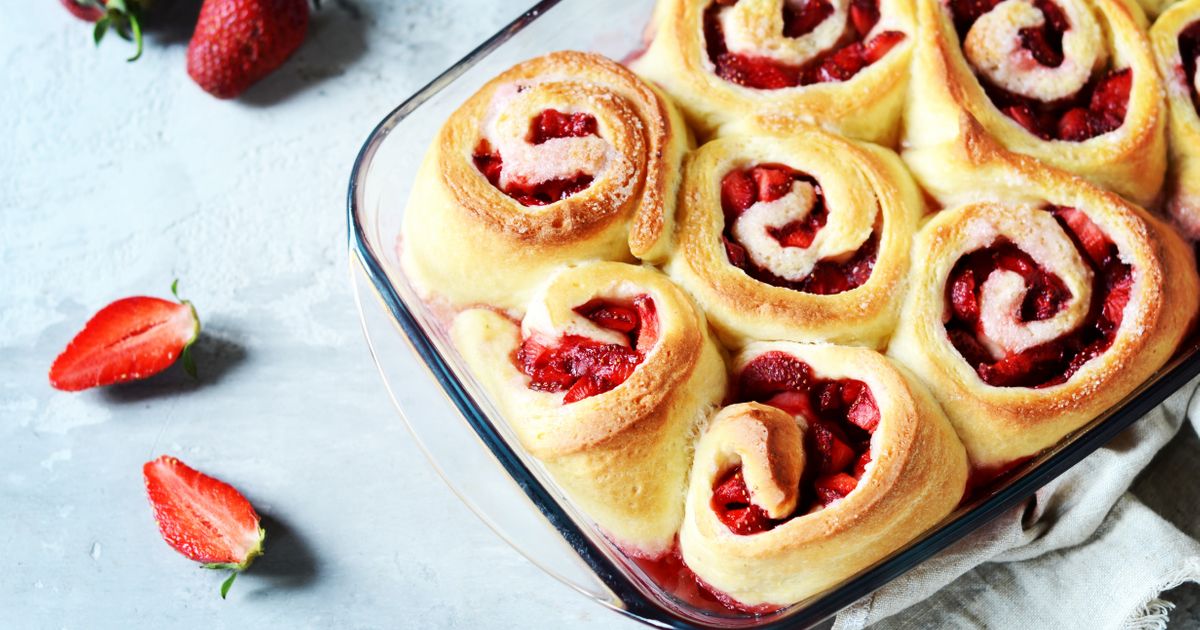 Slatke rolnice od crvenog voća za slatki početak dana: Mekane i ukusne ...