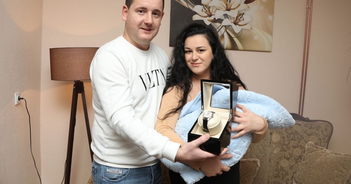 Malog Jakova darovao predsednik Vučić: Prva beba u 2024. godini na KiM dobila sat na poklon od ...