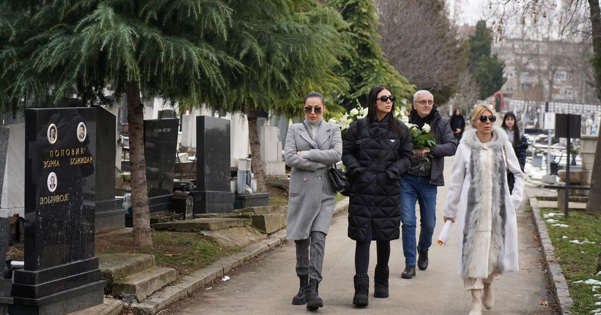 Ceca stigla na pomen sa Anastasijom i Lidijom: Pevačica vidno utučena, donela buket belih ...