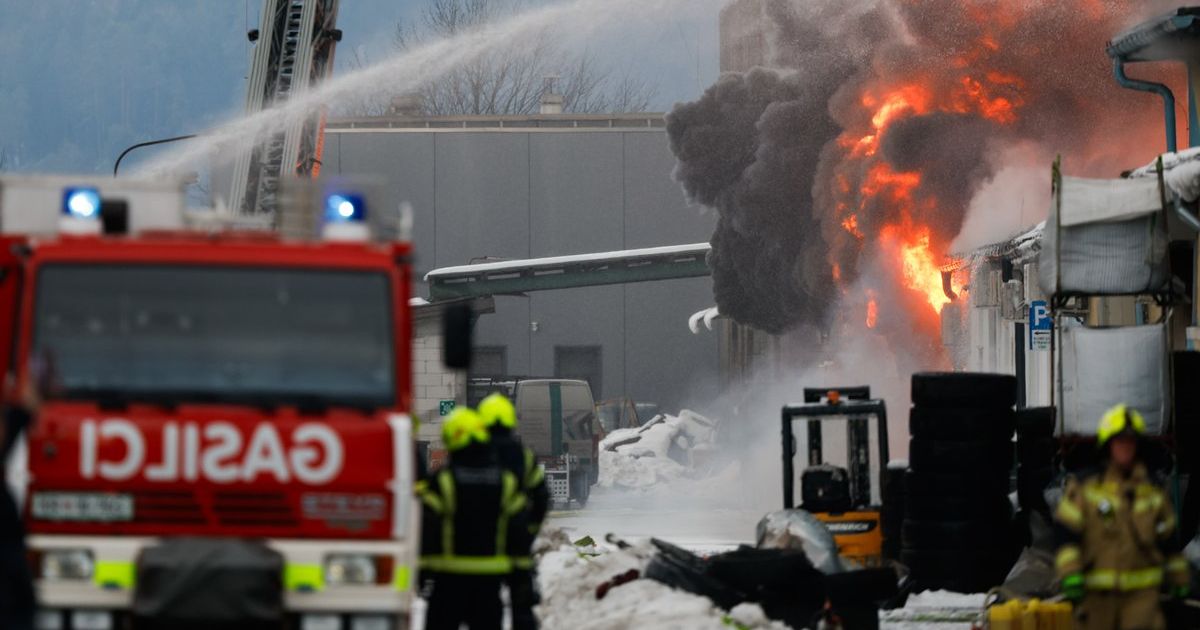 Veliki požar u Sloveniji: Gori zgrada puna opasnih materija, okolo ...