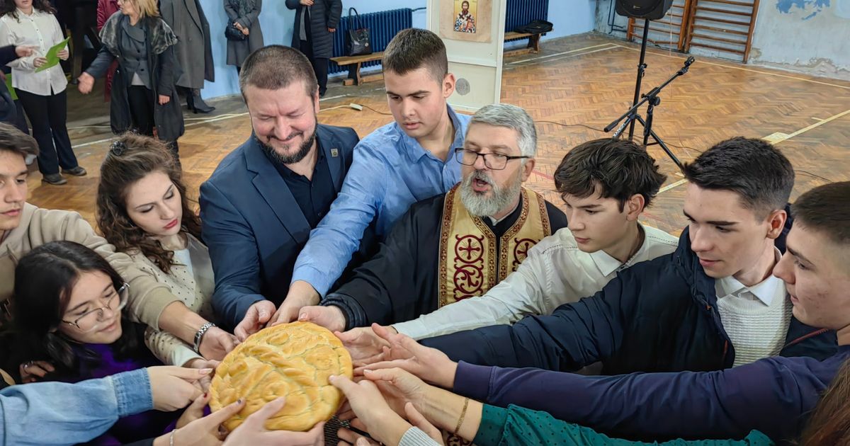 Đaci u Majdanpeku svečano obeležili Savindan: Kroz pesmu i pozorišne ...
