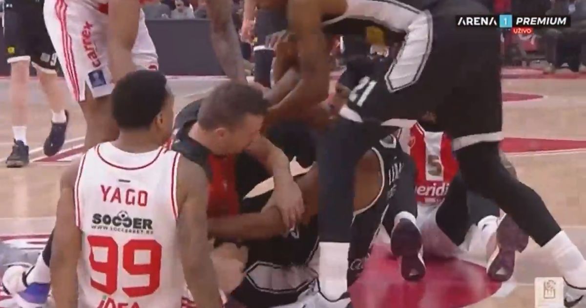 Haos i bizarna scena na derbiju: Počačkali se Jago i Ledej, a onda je sudija Pukl pao preko ...