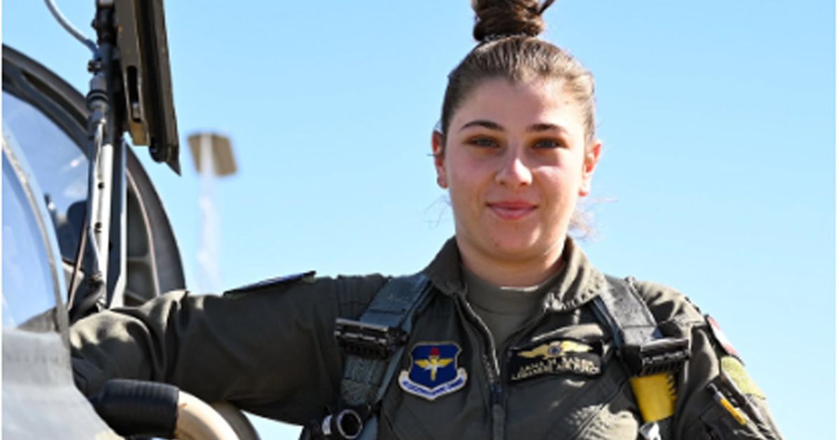 Liban dobio prvu ženu vojnog pilota, Janu Sader: Ana, Anja i Sandra ...