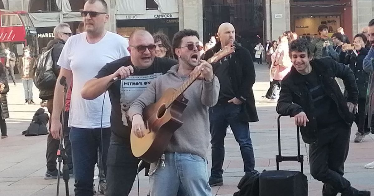 Genijalna scena u Bolonji: Lokalni muzičar se smarao, a onda je zapevao ...