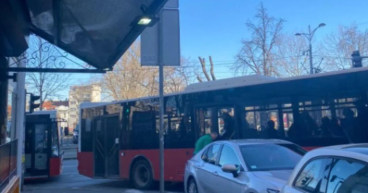 Gradski autobus zakucao se u automobil kod Vukovog spomenika, stvara se ...