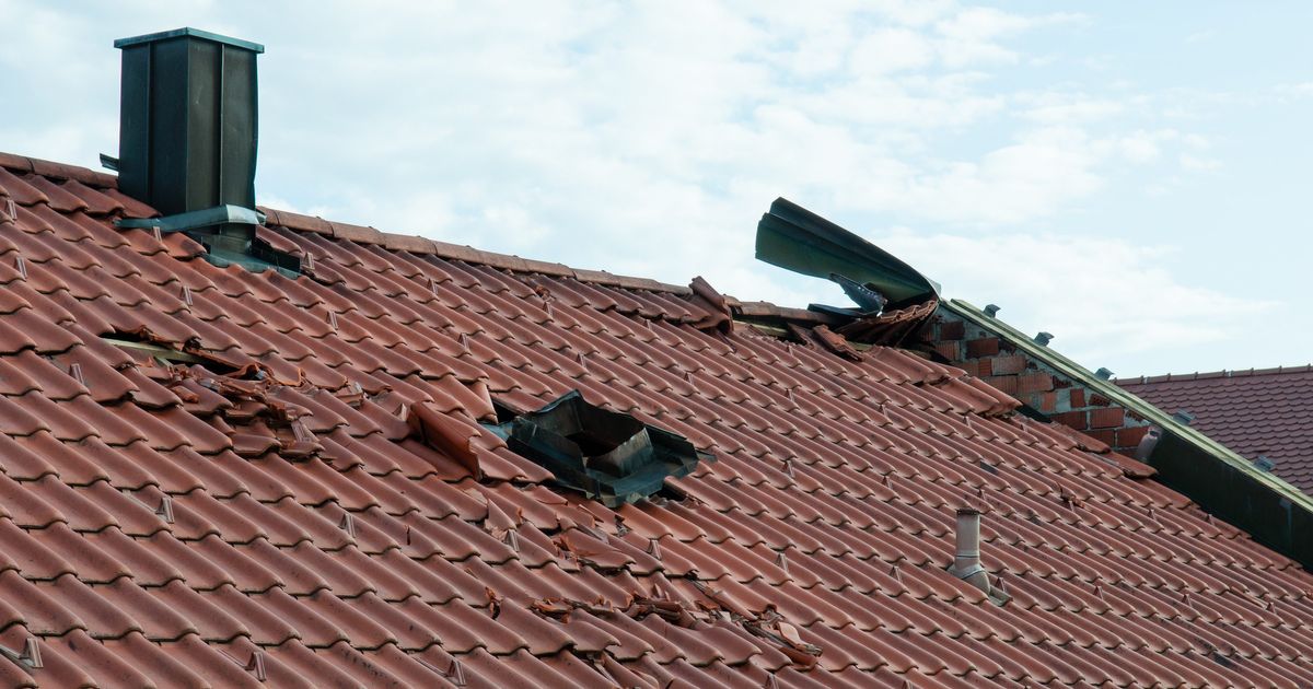 Jak vetar mu odneo krov sa kuće u susedno dvorište, komšija mu ne ...
