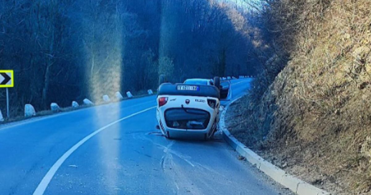 Udes kod Kragujevca: Dramatična fotografija prevrnutog vozila na putu - Vesti - Telegraf.rs