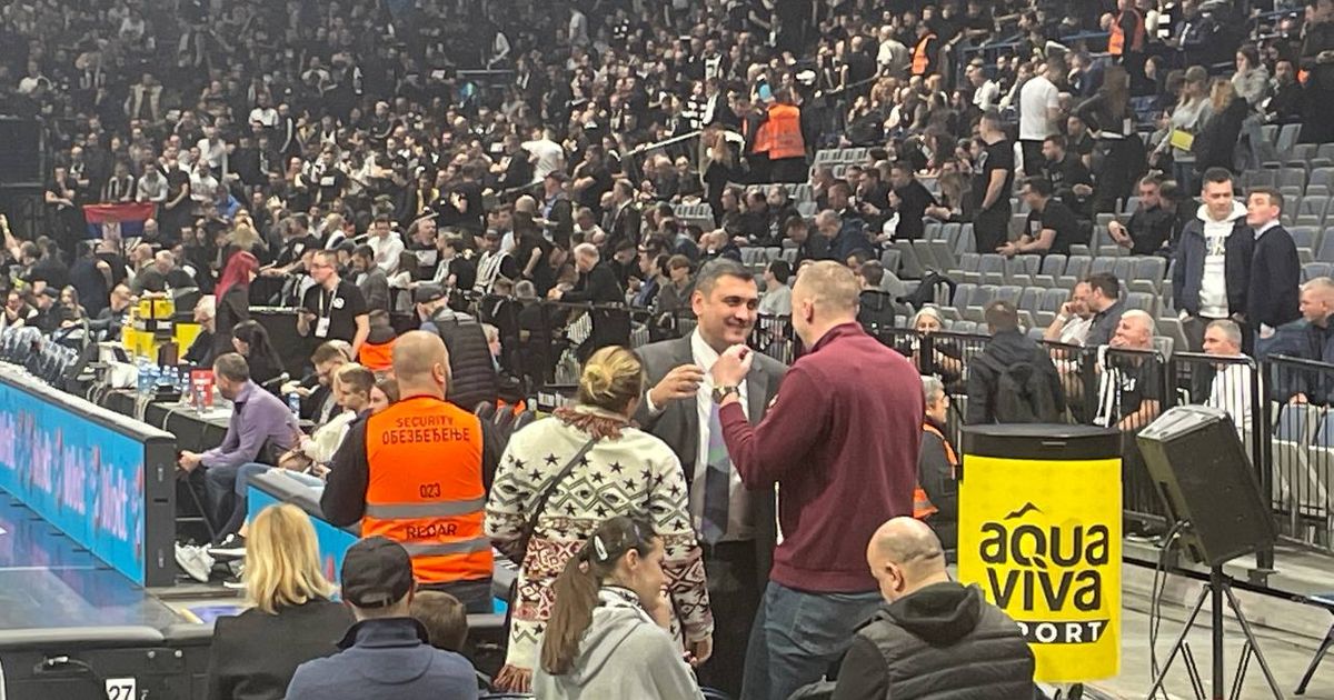 Dobro poznato lice u Areni: Duško Savanović prati meč između Partizana ...