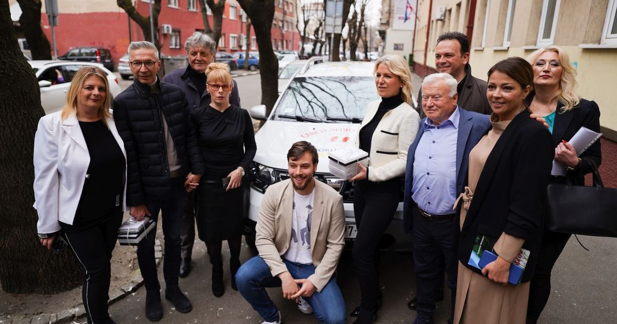 GLUMCI I PEVAČI POKUCALI KNJIGOM NA VRATA – Humani "Bibliobus" stiže do ...