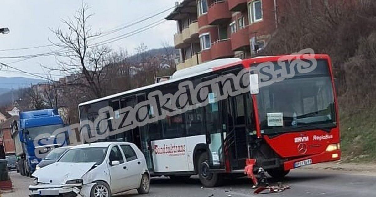 Saobraćajna nezgoda u Novom Pazaru: Prednji deo automobila uništen, oštećen i autobus - Vesti ...
