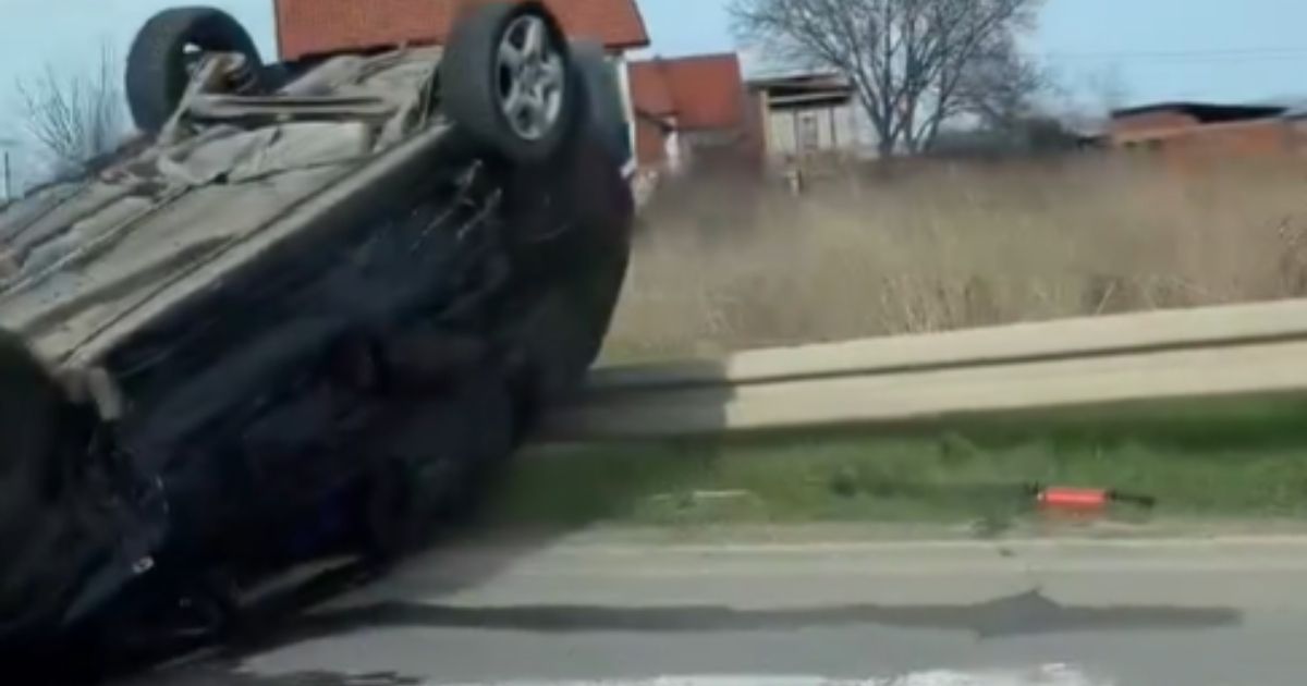 Težak udes kod Smedereva: Jedan automobil na krovu, drugi smrskan, policija na licu mesta ...