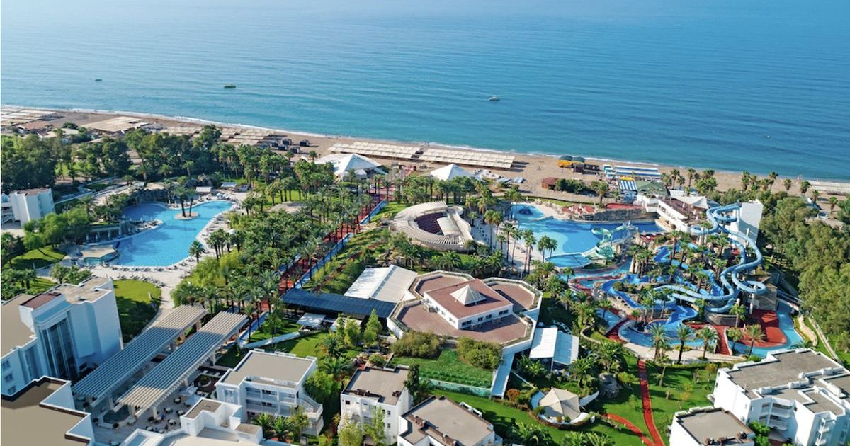 LEPA PEŠČANA PLAŽA U ZAGRLJAJU GUSTOG ZELENILA: Nedaleko od centra ...