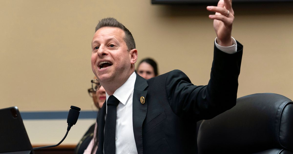 Kongresmen Moskovic došao u Kongres noseći masku Vladimira Putina ...