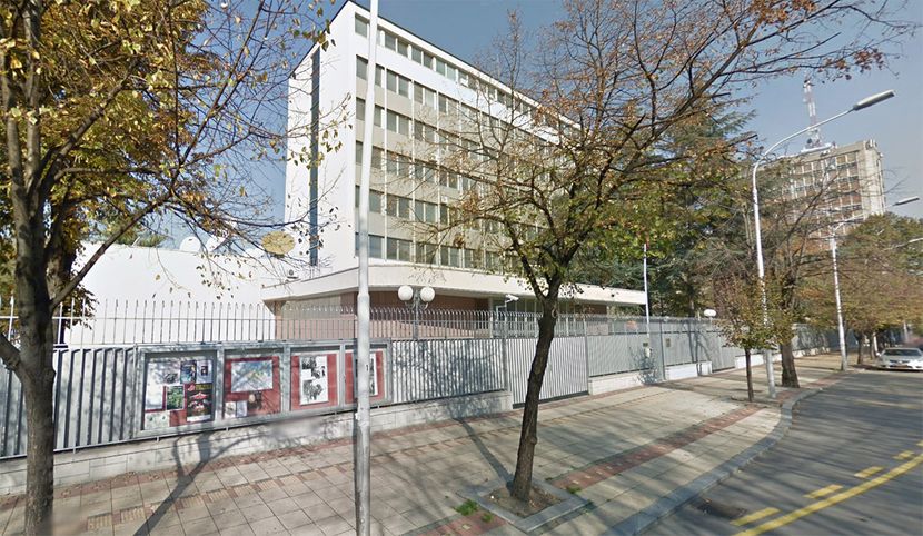 Saznajemo: Ruska ambasada u Beogradu zamolila građane da ne pale sveće ispred zgrade ambasade ...