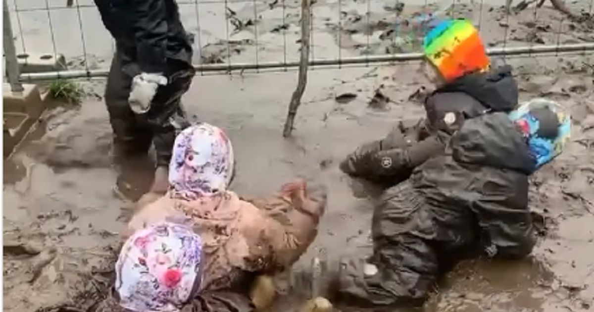 U danskom vrtiću deca se valjaju u blatu po kiši: Kažu da je zdravo po decu i da ih čini srećnim ...