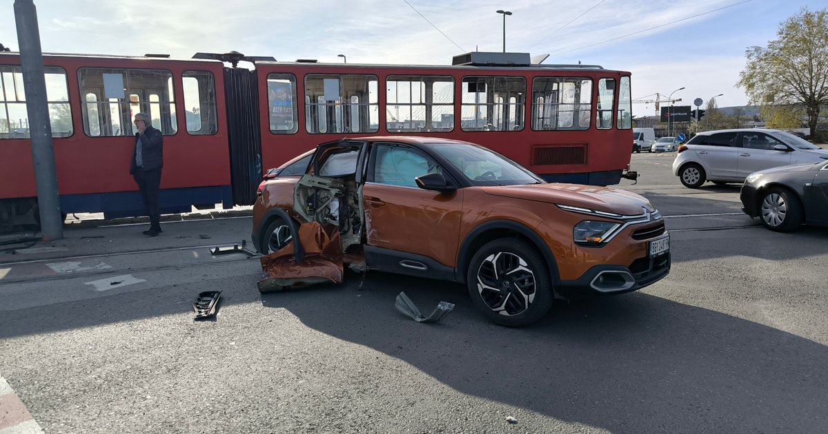 Tramvaj se zakucao u ganc nov automobil na Novom Beogradu: Desna strana auta odvaljena - Vesti ...