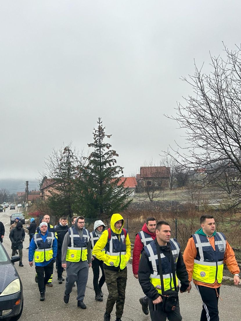 Policija i Hitna pomoć na prilazu kući kod koje je nestala mala Danka: Snimak početka drugog ...