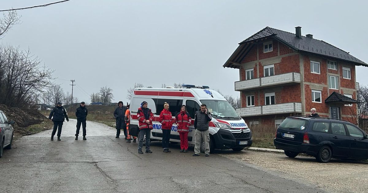 Policija i Hitna pomoć na prilazu kući kod koje je nestala mala Danka: Snimak početka drugog ...