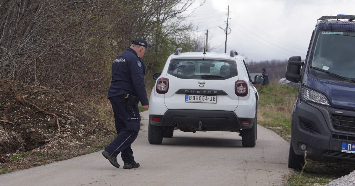 Policajci i vatrogasci pristižu ispred kuće kod koje je nestala Danka (2) - Vesti - Telegraf.rs