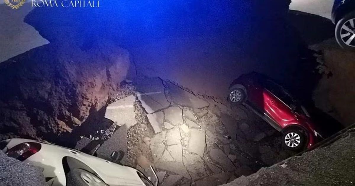 Rupa duboka 10 metara progutala vozila nasred ulice: Jeziv prizor iz ...