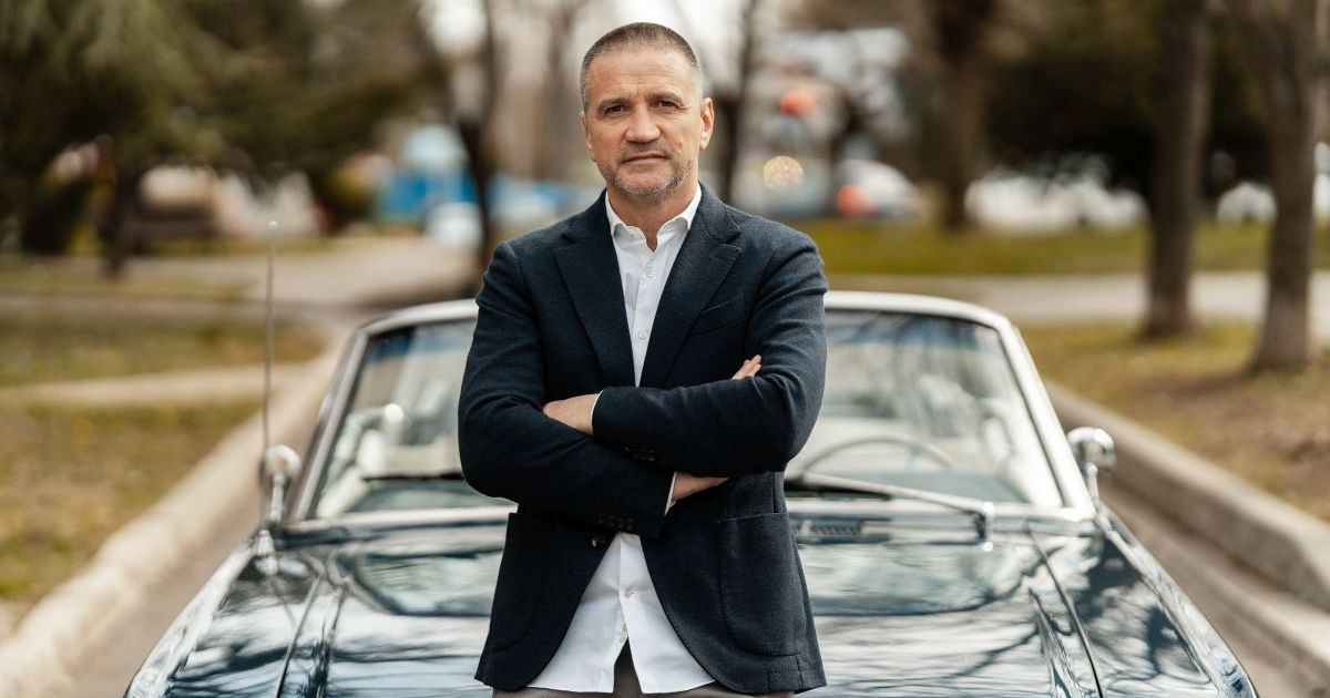 IDEMO NA EURO, NAVIJAMO ZA SRBIJU: Bata Mirković u novoj reklami ...