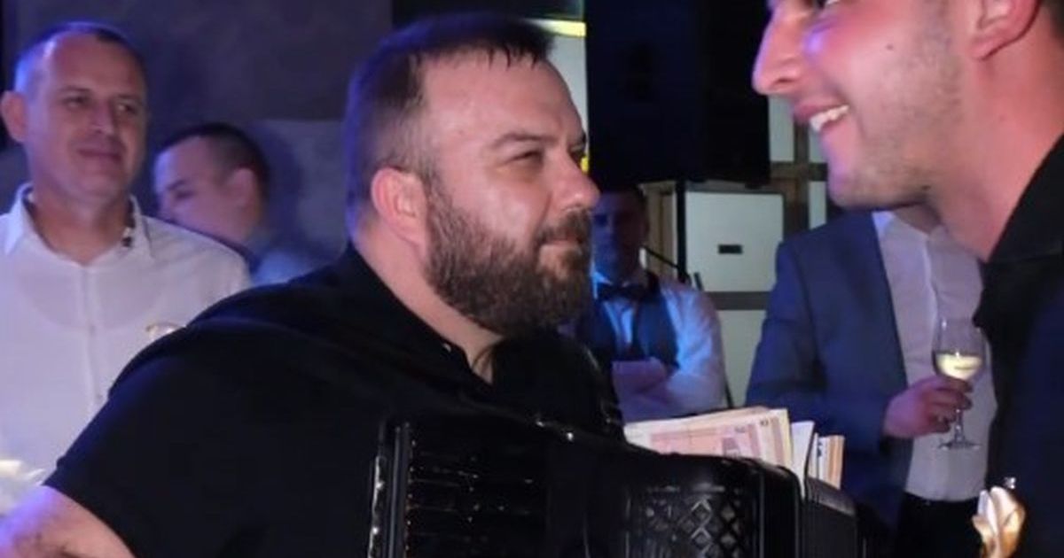 Borko Radivojević napravio spektakl u Rumuniji: Oko 2.000 ljudi pevalo ...