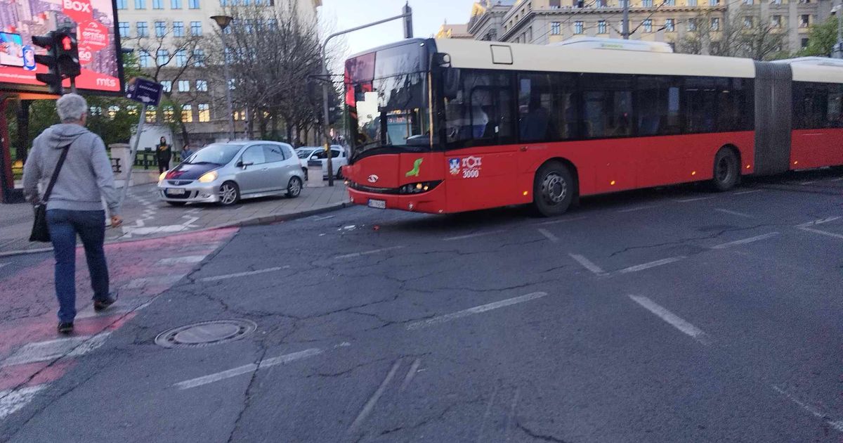Sudar gradskog autobusa i automobila u Beogradu: Više povređenih - Vesti - Telegraf.rs
