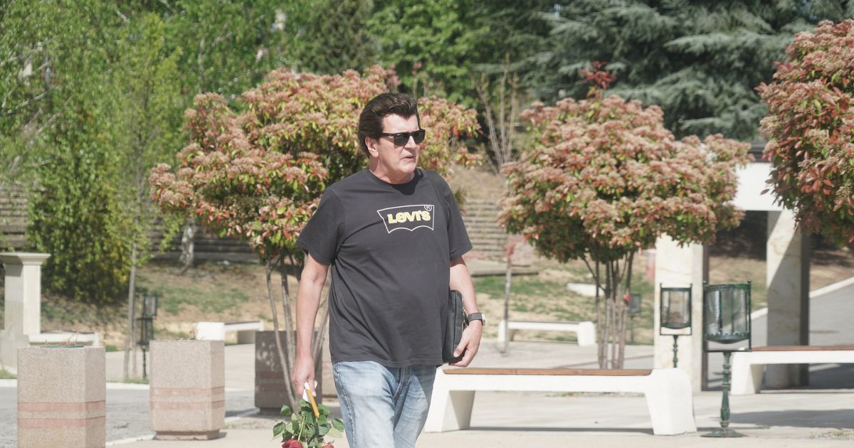 Bajaga nem od tuge stigao da isprati "voljenu Princezu": U rukama je nosio buket crvenih ruža ...