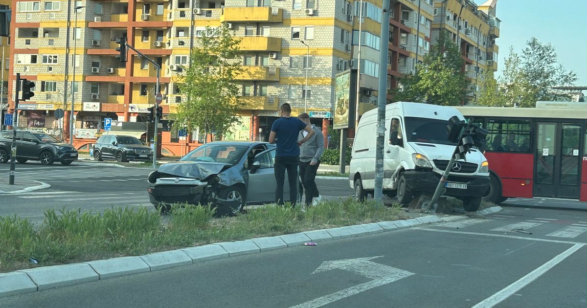 Saobraćajka na Novom Beogradu: Automobil zgužvan, oboren i semafor - Vesti - Telegraf.rs