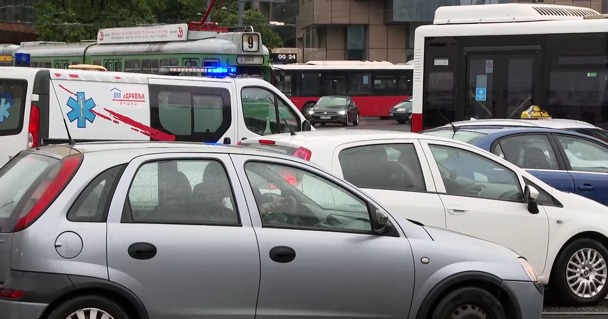 Sad smo sve videli! U Braće Jerković automobil parkiran nasred ulice, stvara se gužva - Vesti ...