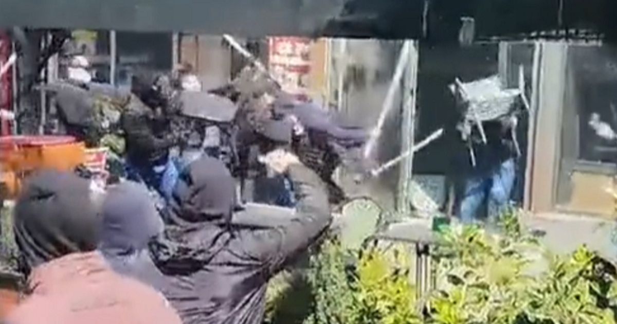 Novi jezivi snimci tuče huligana u srcu Beograda: Tukli se palicama naočigled prolaznika, bacali ...